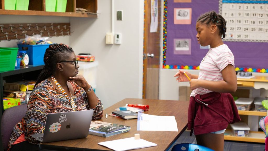 Cellphones, cursive and teacher pay: A round up of Missouri teaching ...