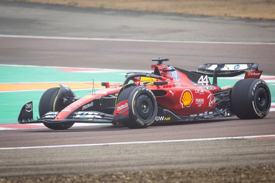 Hamilton zahájil novou éru. Podívejte se, jak poprvé prohání Ferrari na ...