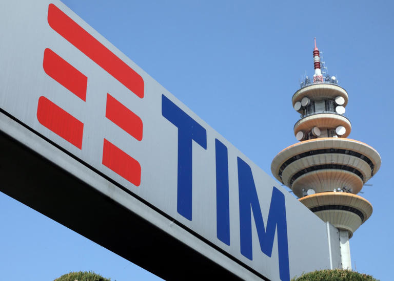 Tim cade in Borsa (-6%) dopo il piano industriale: l’ingresso di Poste ...