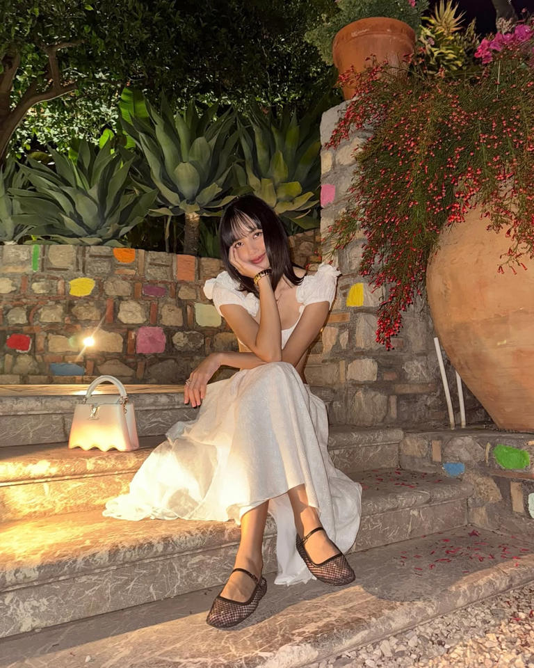 8 Gaya Liburan ala Lisa BLACKPINK yang Cantik