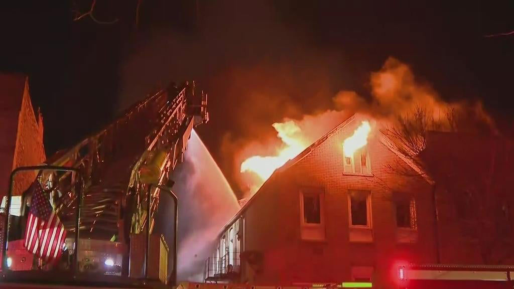 Residents escape apartment building fire on Chicago's Lower West Side Residents escape apartment building fire on Chicago's Lower West Side