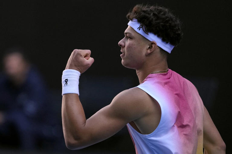 Foot traffic drops 50% in busy Chicago shopping district known as ...