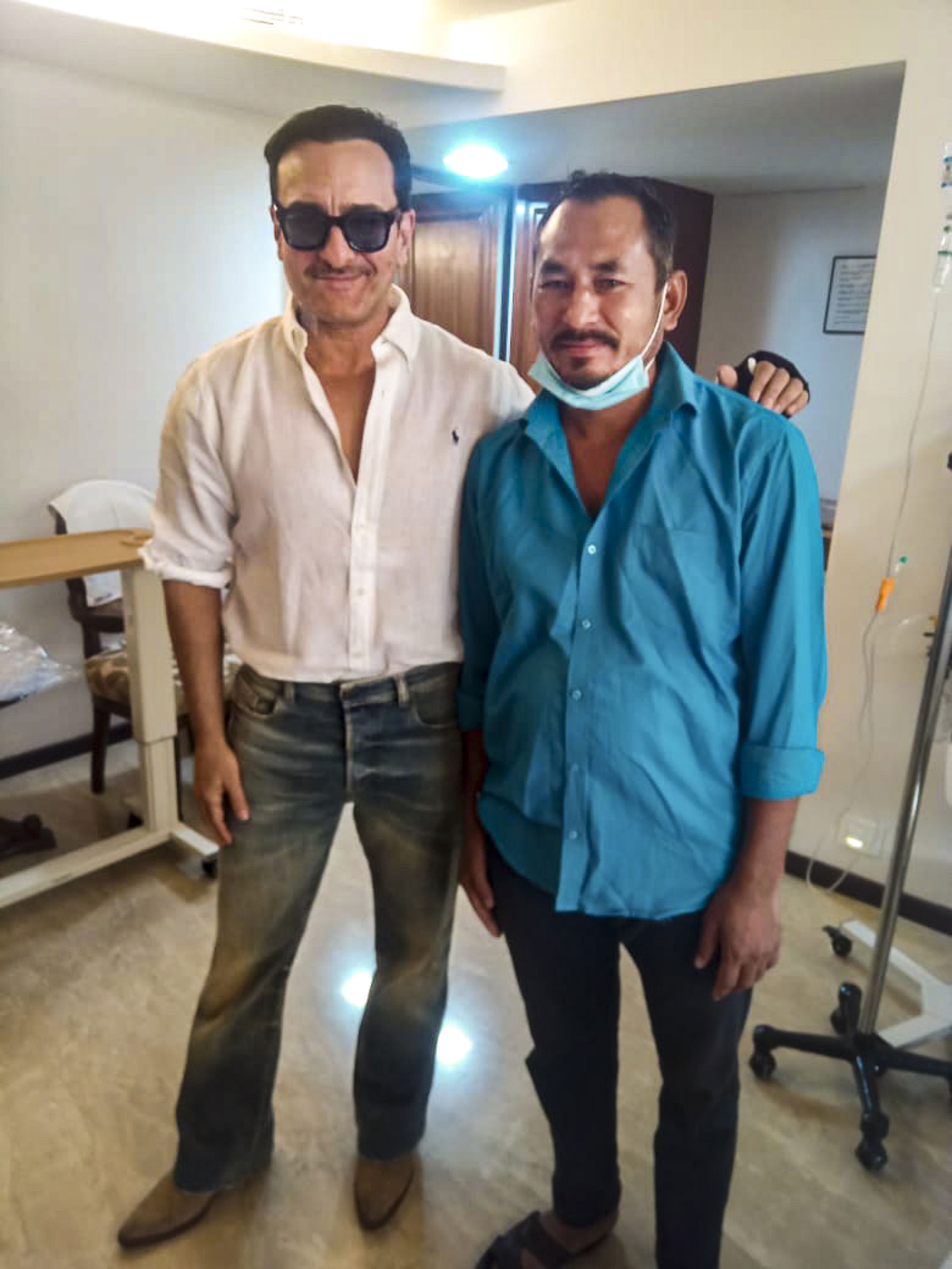 Saif thanks, gives money to auto-rickshaw driver who took him to hospital post-knife attack