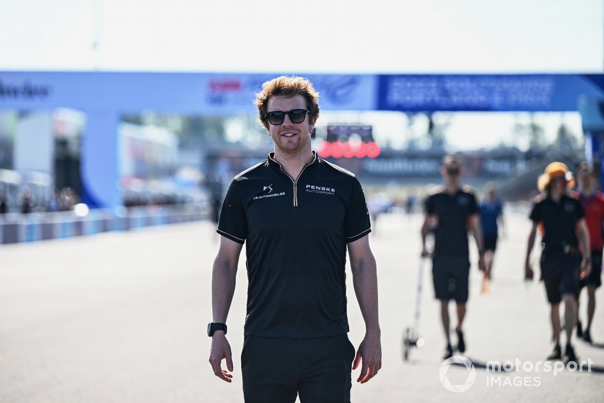 Williams signs Turvey as development and test driver for F1 2025