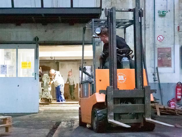 Tödlicher Unfall in Betrieb bei München: Mann unter Gabelstapler ...