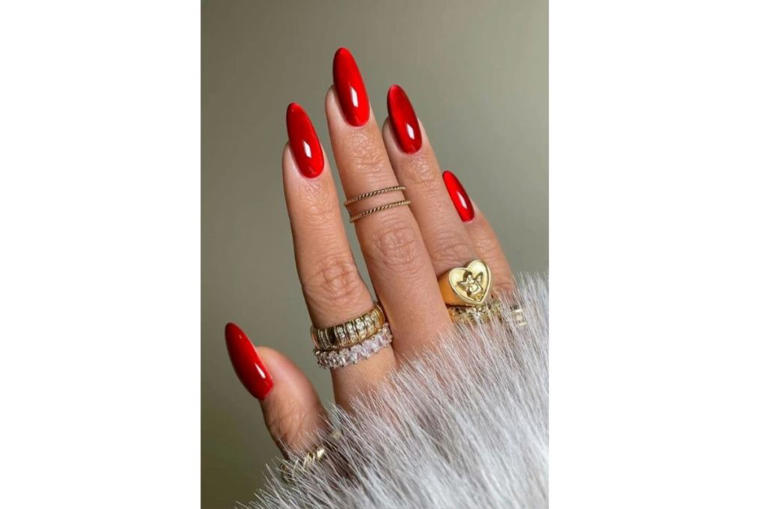 Uñas almendradas rojas para San Valentín 2025