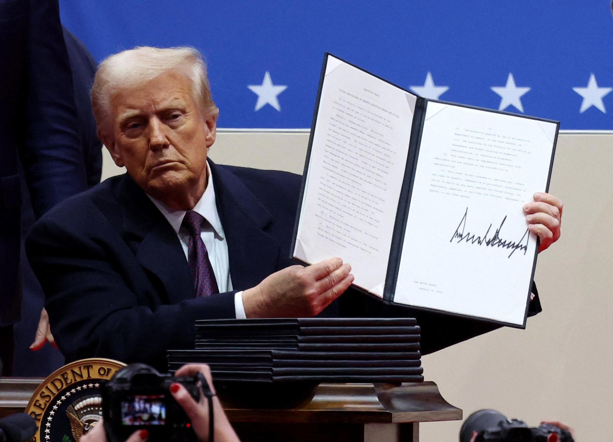 What type of pen does Donald Trump use? Here's how he signs executive ... What type of pen does Donald Trump use? Here's how he signs executive ...