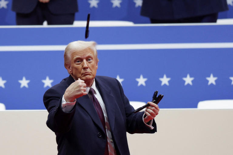What type of pen does Donald Trump use? Here's how he signs executive ... What type of pen does Donald Trump use? Here's how he signs executive ...