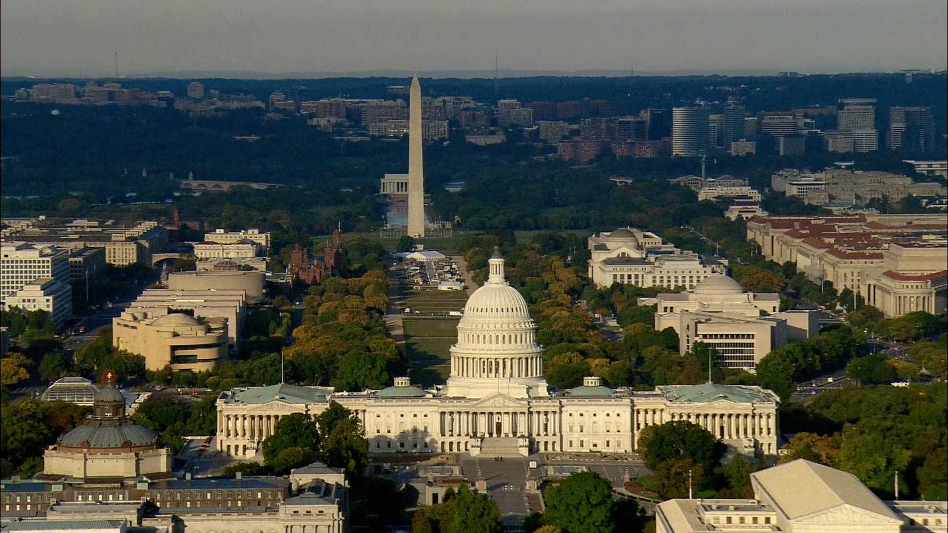 Capitol Hill z góry: Spokojne widoki lotnicze na centrum polityki USA