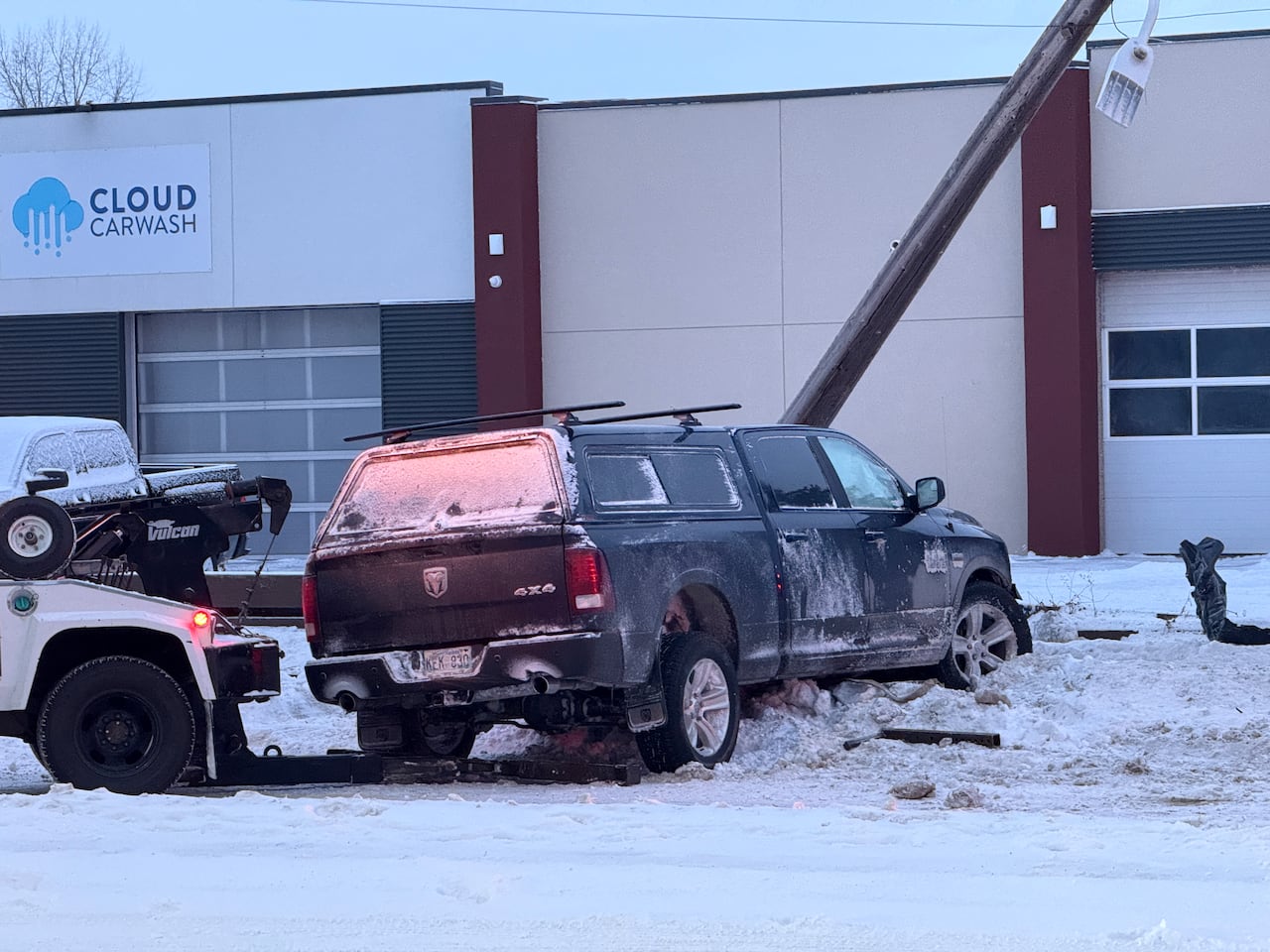 Truck hits hydro pole, knocks out power to 1,300 in south Winnipeg