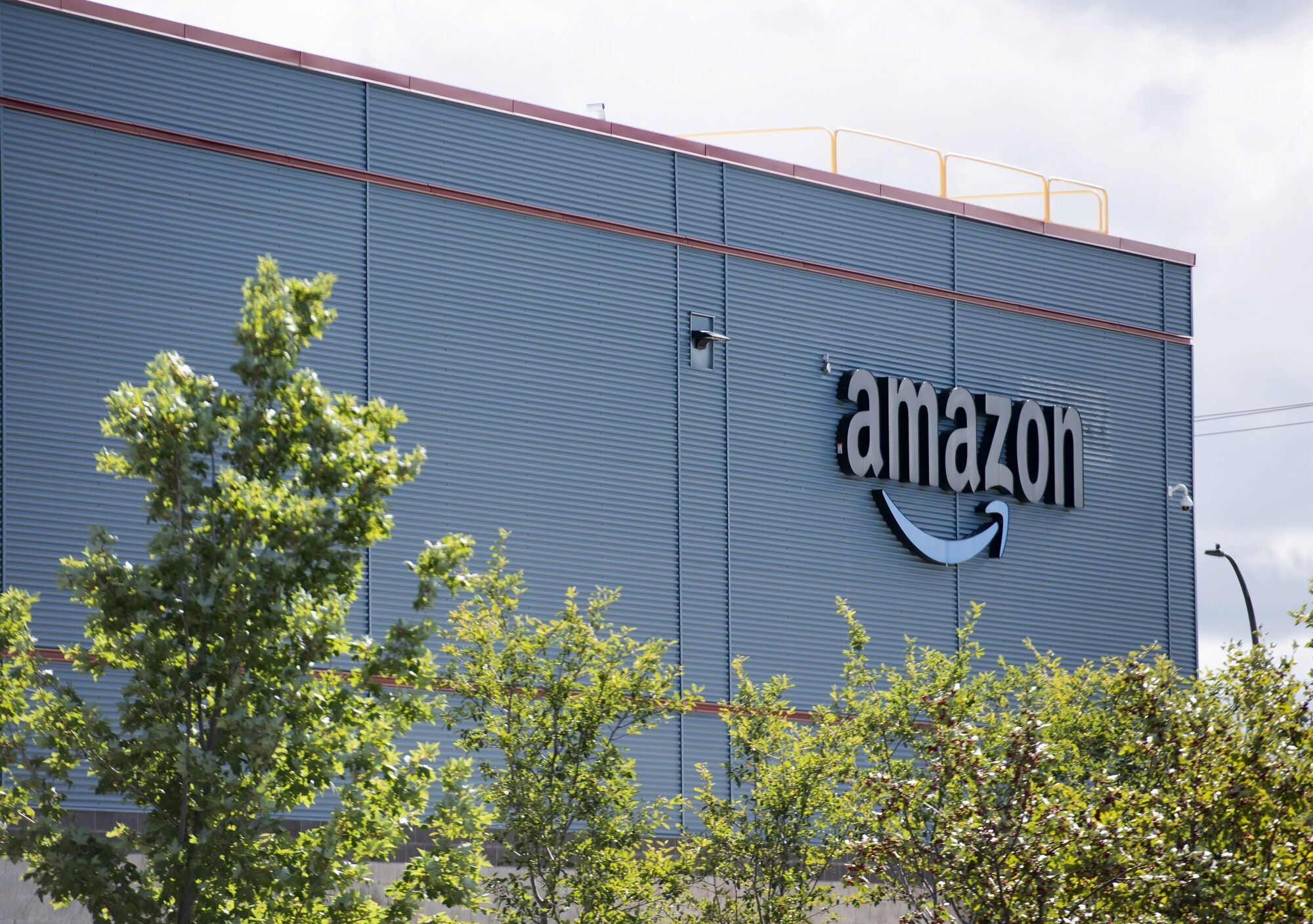 Amazon to Close Warehouses in Quebec, Eliminating 1,900 Jobs