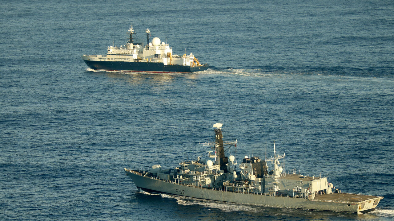 Britse marine merkt Russisch "spionageschip" op in het Kanaal