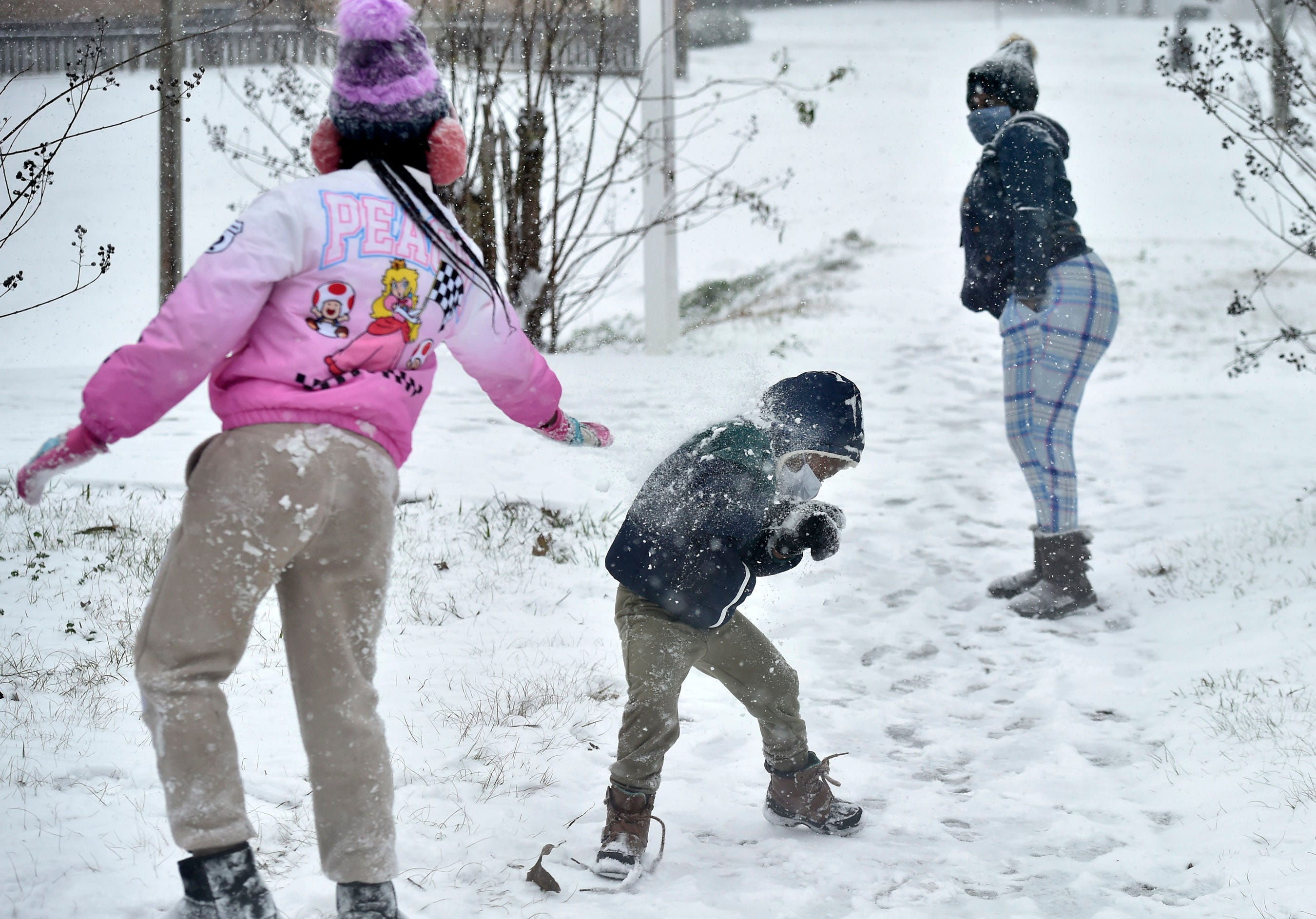 When can Arizona kids be left home alone? Holiday tips to know