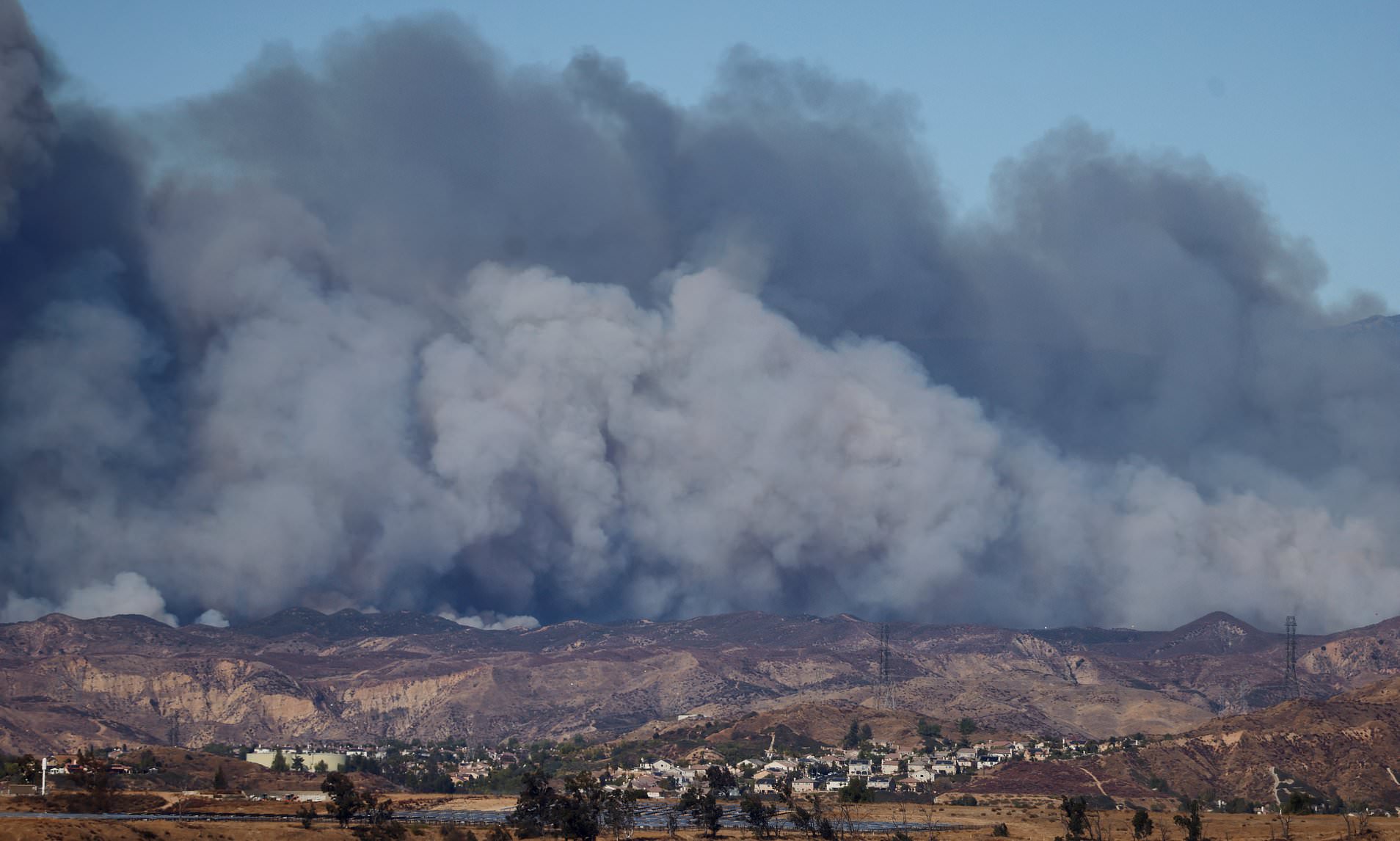 Terrifying new fire breaks out in Castaic Lake area of LA