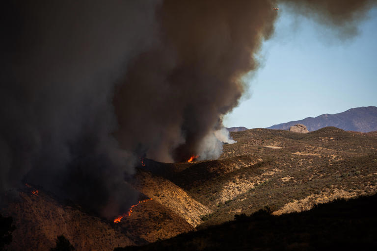 Photos show Hughes Fire burn LA's Castaic Lake area, smoke seen from ...