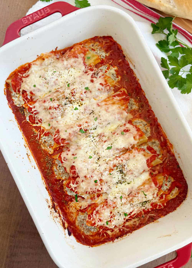 Easy Manicotti Recipe with Beef and Cheese