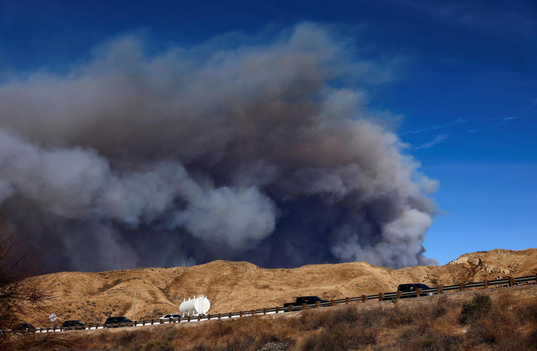 Photos show Hughes Fire burn LA's Castaic Lake area, smoke seen from ...