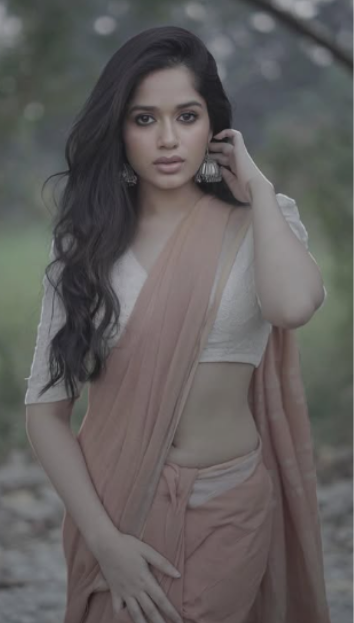 Jannat Zubair's top 10 trendy saree looks