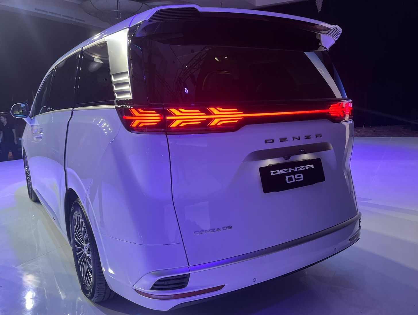Empat Fakta Denza D9, Harga Mobil Listrik Ini Bikin Alphard Ketar-Ketir