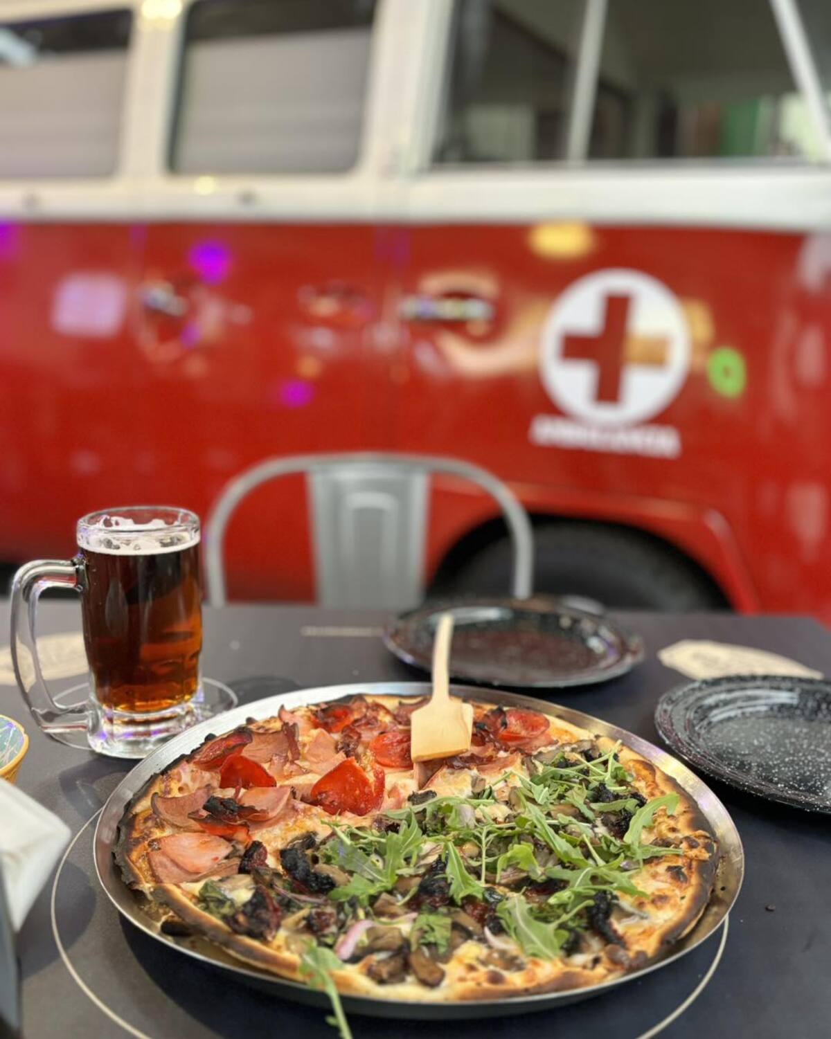Conoce Esmenjaud, la pizzería con temática de autos en CDMX ¡Ka-Chow!