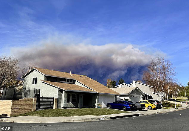 Terrifying new fire breaks out in Castaic Lake area of LA