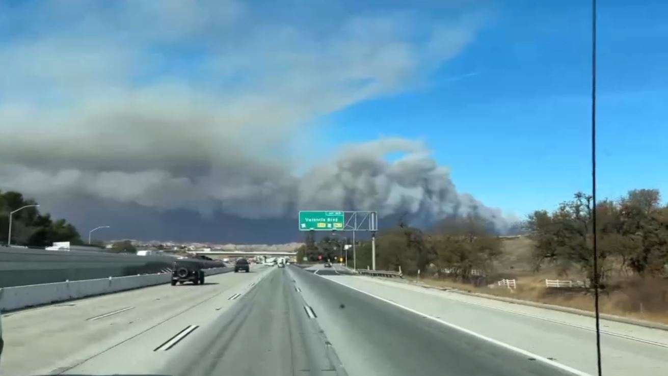 Live updates: Hughes Fire in Castaic expands to 5,000 acres