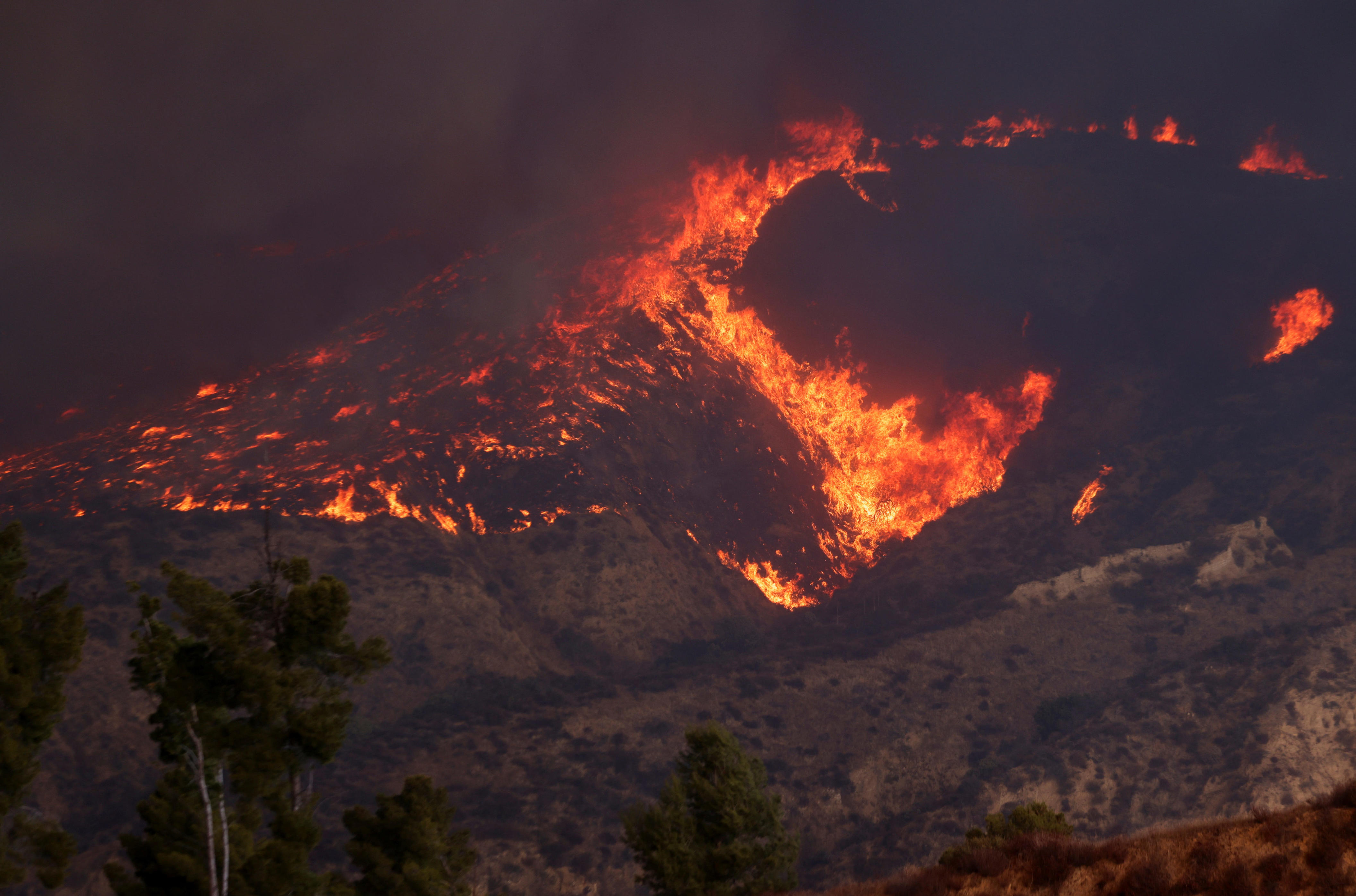 Hughes Fire breaks out near Castaic Lake in Los Angeles County: See ...