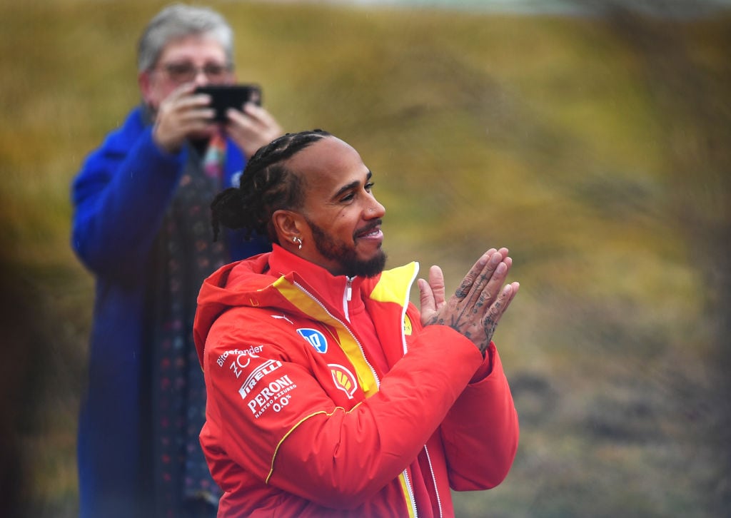Lewis Hamilton encendió la pista al correr su nuevo Ferrari
