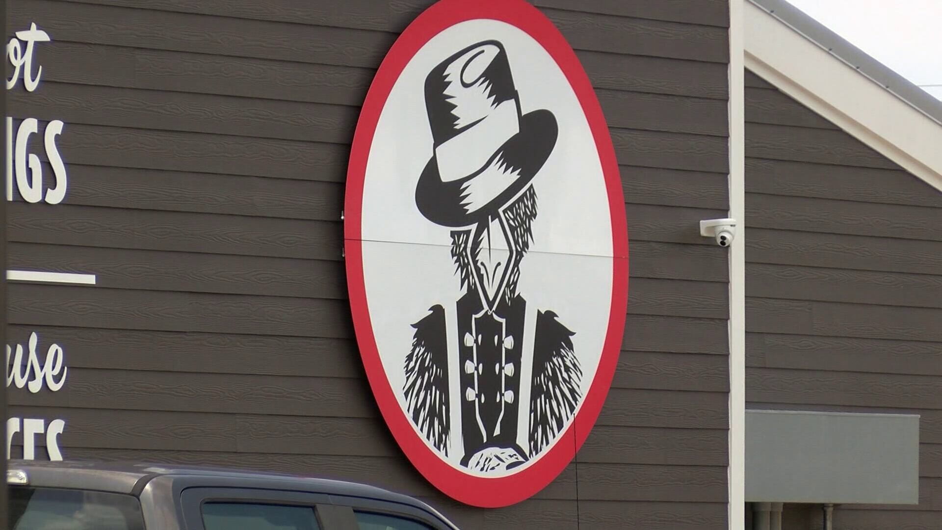 1 dead, 3 injured after shooting inside Slim Chickens in Jackson