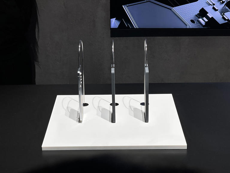 Leak reveals the Samsung Galaxy S25 Edge's thickness and battery size