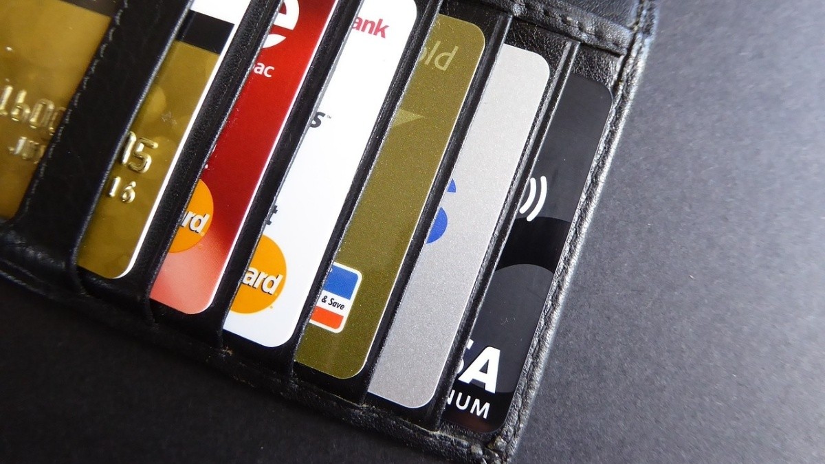 Credit and debit cards: How to choose the best option according to your ...