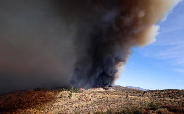 Photos show Hughes Fire burn LA's Castaic Lake area, smoke seen from ...