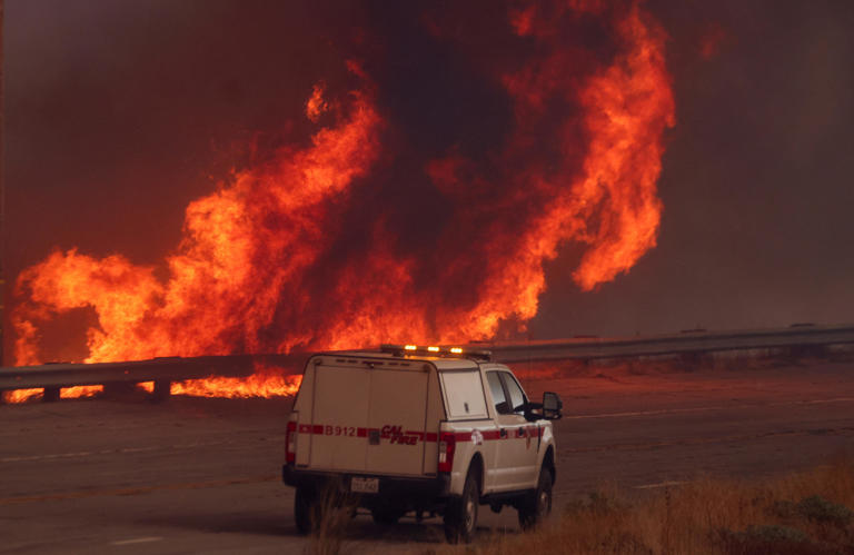 Photos show Hughes Fire burn LA's Castaic Lake area, smoke seen from ...
