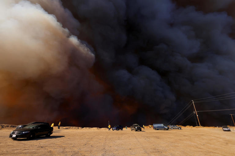 Photos show Hughes Fire burn LA's Castaic Lake area, smoke seen from ...