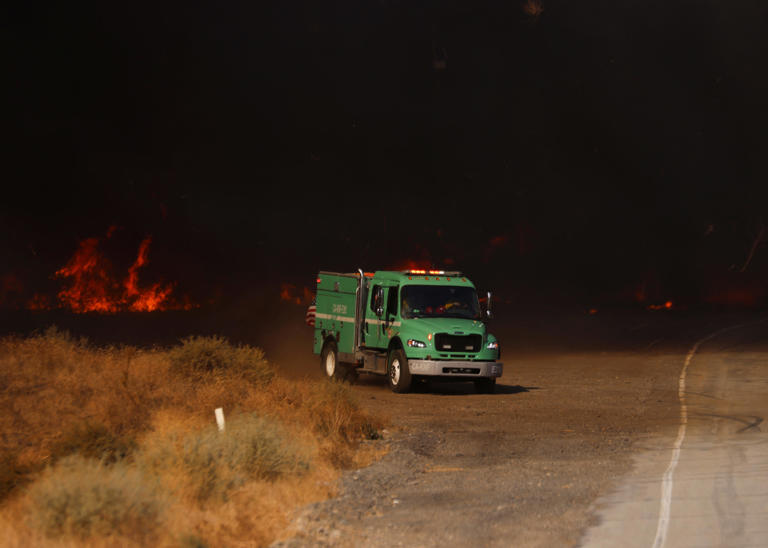 Photos show Hughes Fire burn LA's Castaic Lake area, smoke seen from ...