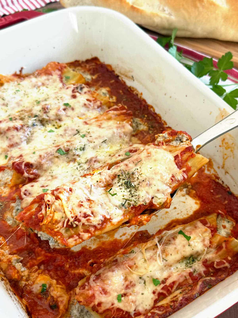 Easy Manicotti Recipe with Beef and Cheese