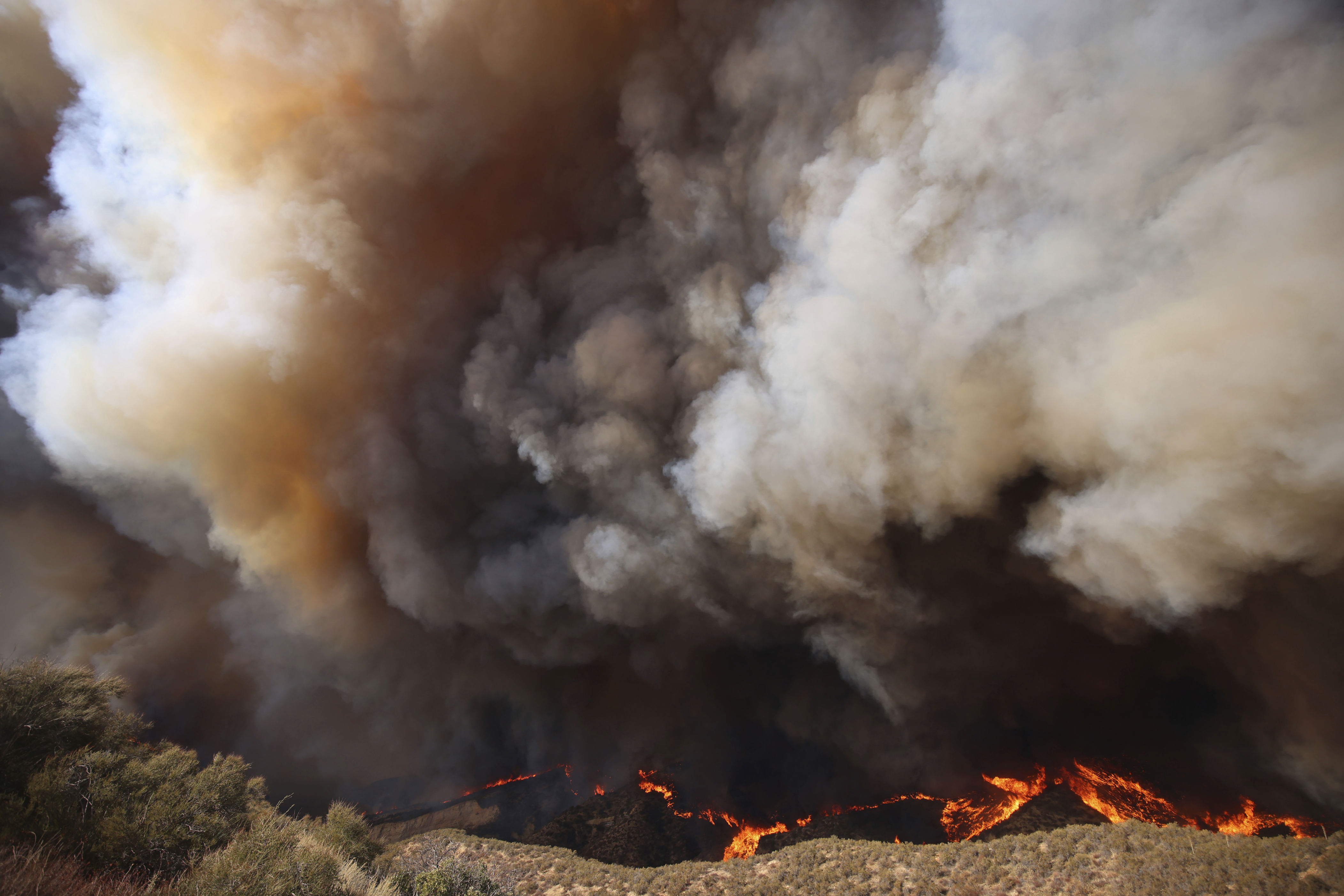 Fast-moving wildfire forces evacuations in northern LA