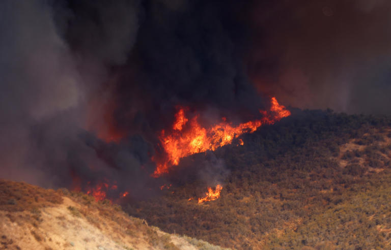Photos show Hughes Fire burn LA's Castaic Lake area, smoke seen from ...