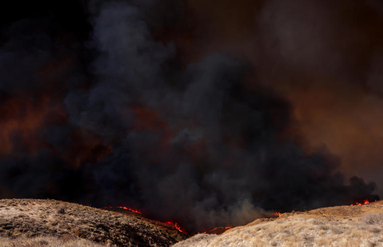 Photos show Hughes Fire burn LA's Castaic Lake area, smoke seen from ...
