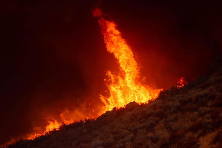 Photos show Hughes Fire burn LA's Castaic Lake area, smoke seen from ...