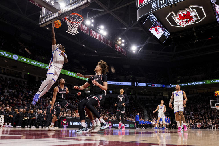 No. 5 Florida overcomes 14-point deficit to beat South Carolina, 70-69
