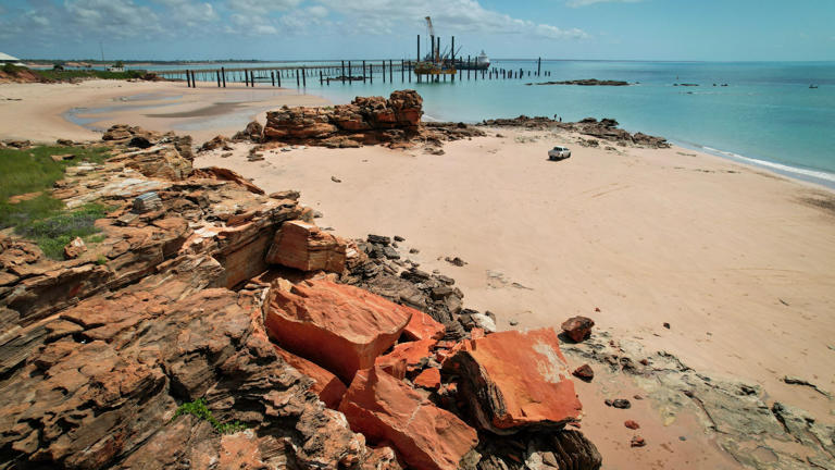 Broome residents blame Entrance Point cliff collapse on wharf construction