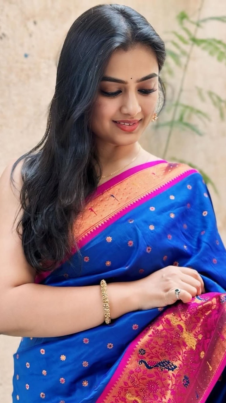 काळीज तू, माझी हरणी, तुझं रूप हे नक्षत्रावानी... कोमल रॉयल ब्ल्यू ...