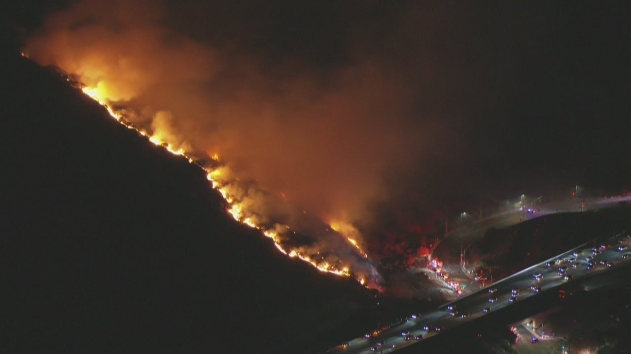 Fire breaks out along 405 Freeway in Sepulveda Pass