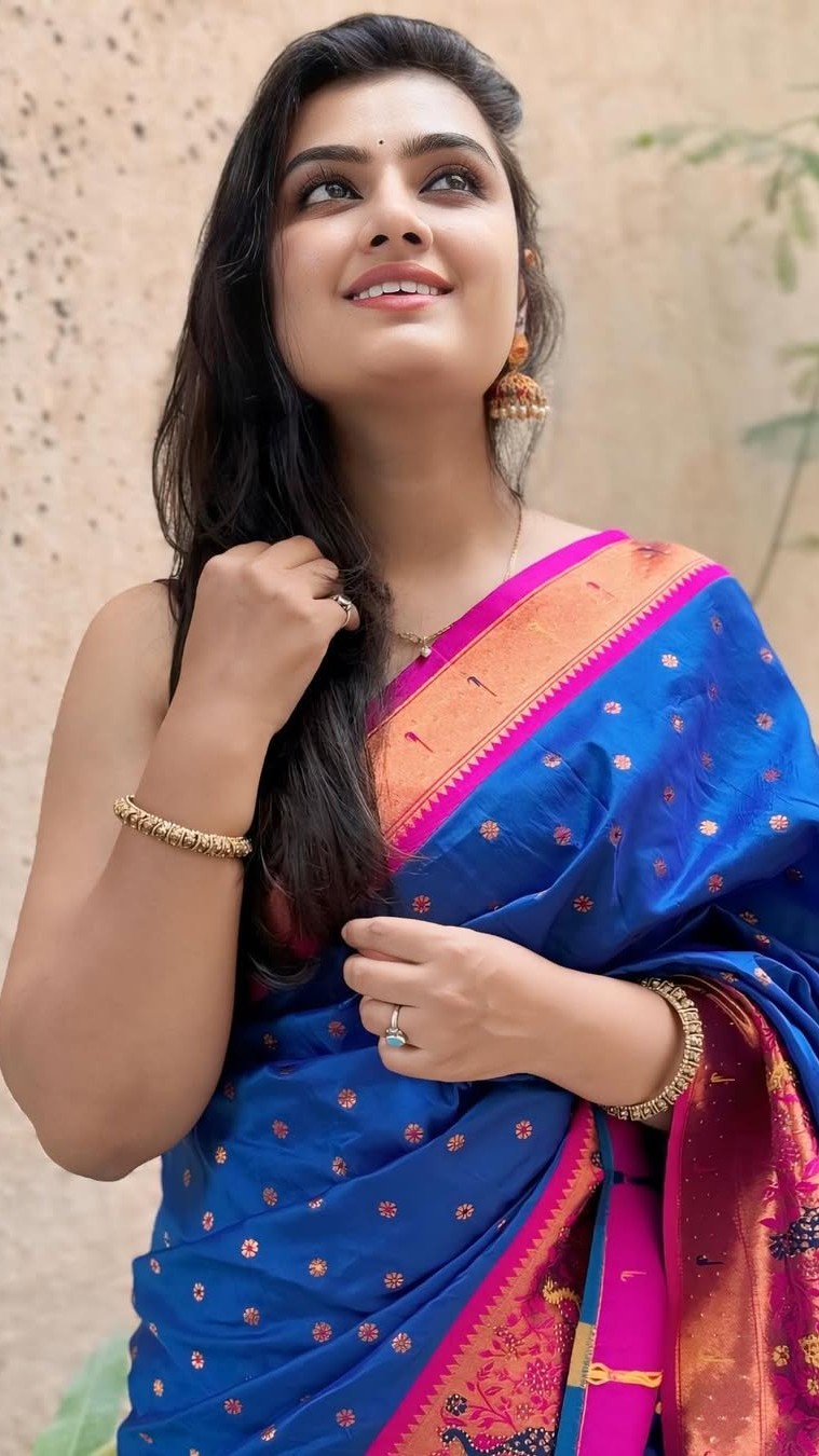 काळीज तू, माझी हरणी, तुझं रूप हे नक्षत्रावानी... कोमल रॉयल ब्ल्यू ...