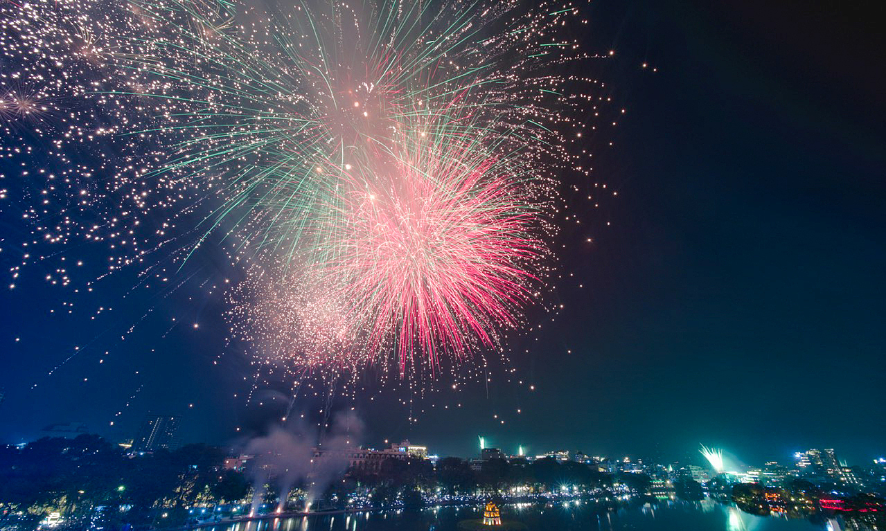 Tickets to watch Tet fireworks on Hanoi rooftop cafés, restaurants ...