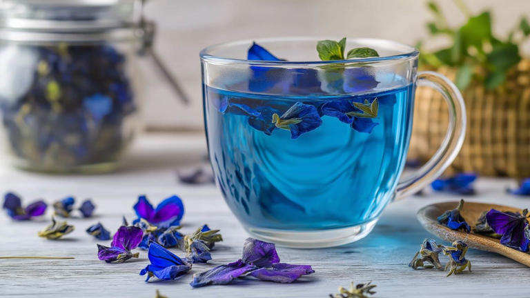 Have you tried blue tea for glowing skin? 5 benefits for a radiant look