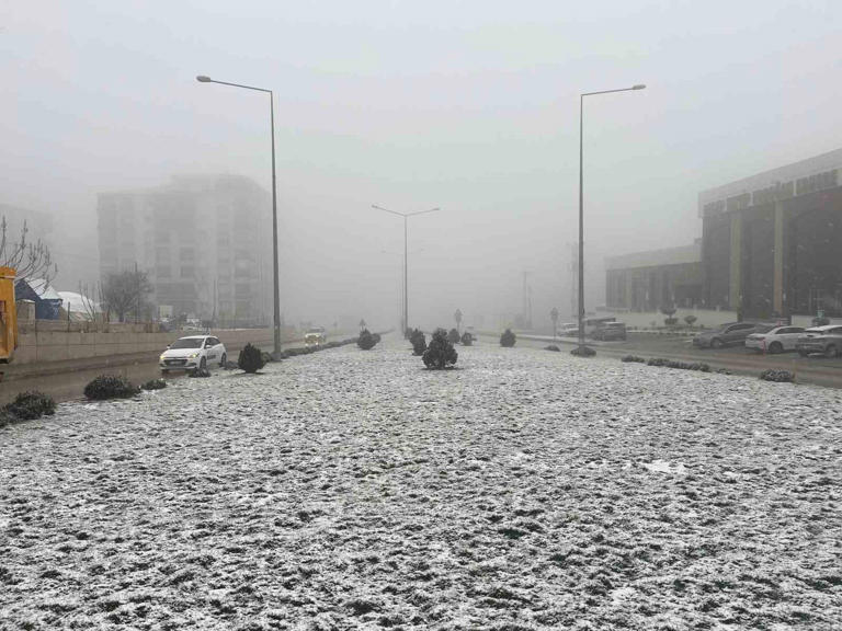Besni güne kar yağışıyla uyandı