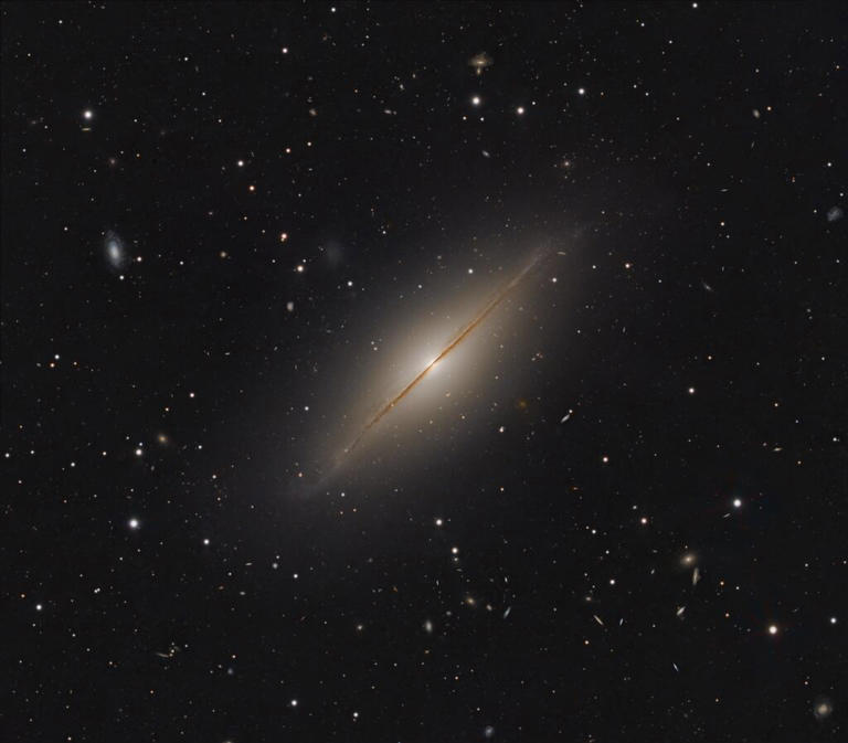 [오늘의 천체사진] NGC 7814: 작은 솜브레로