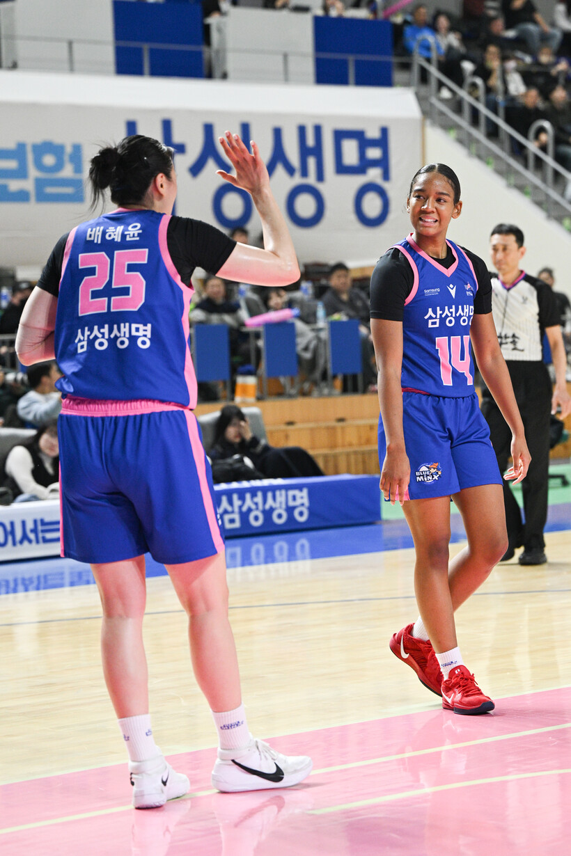 ‘신한은행 공포증 탈출’ 삼성생명, 4명 10+점 앞세워 26점 차 완승